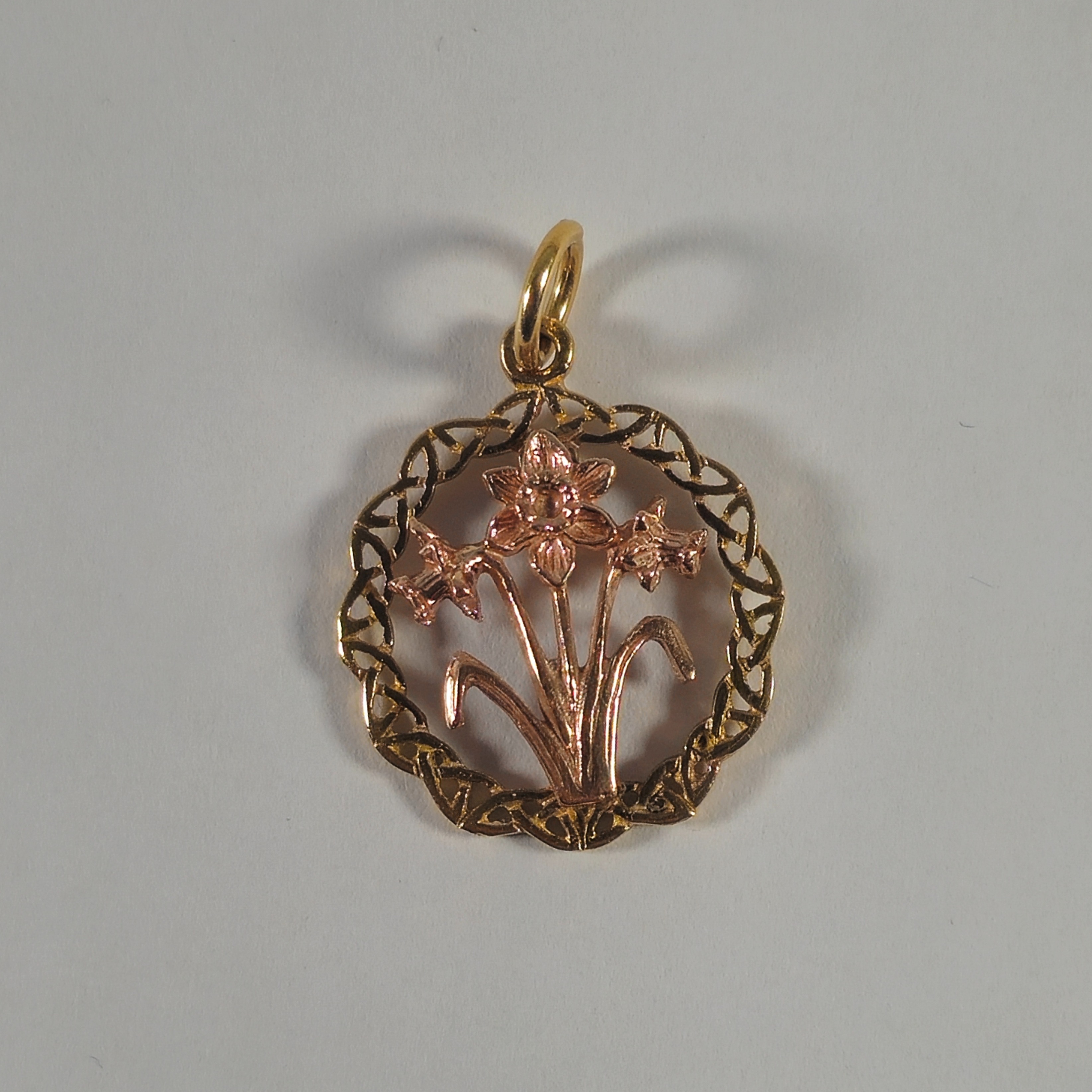 Pre-owned 9ct Gold CYMRU Daffodil Circled Pendant - Own4Less
